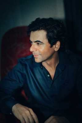 'All This For Camera!' Sunil Grover Spotted Sleeping On Ganga Ghat ...